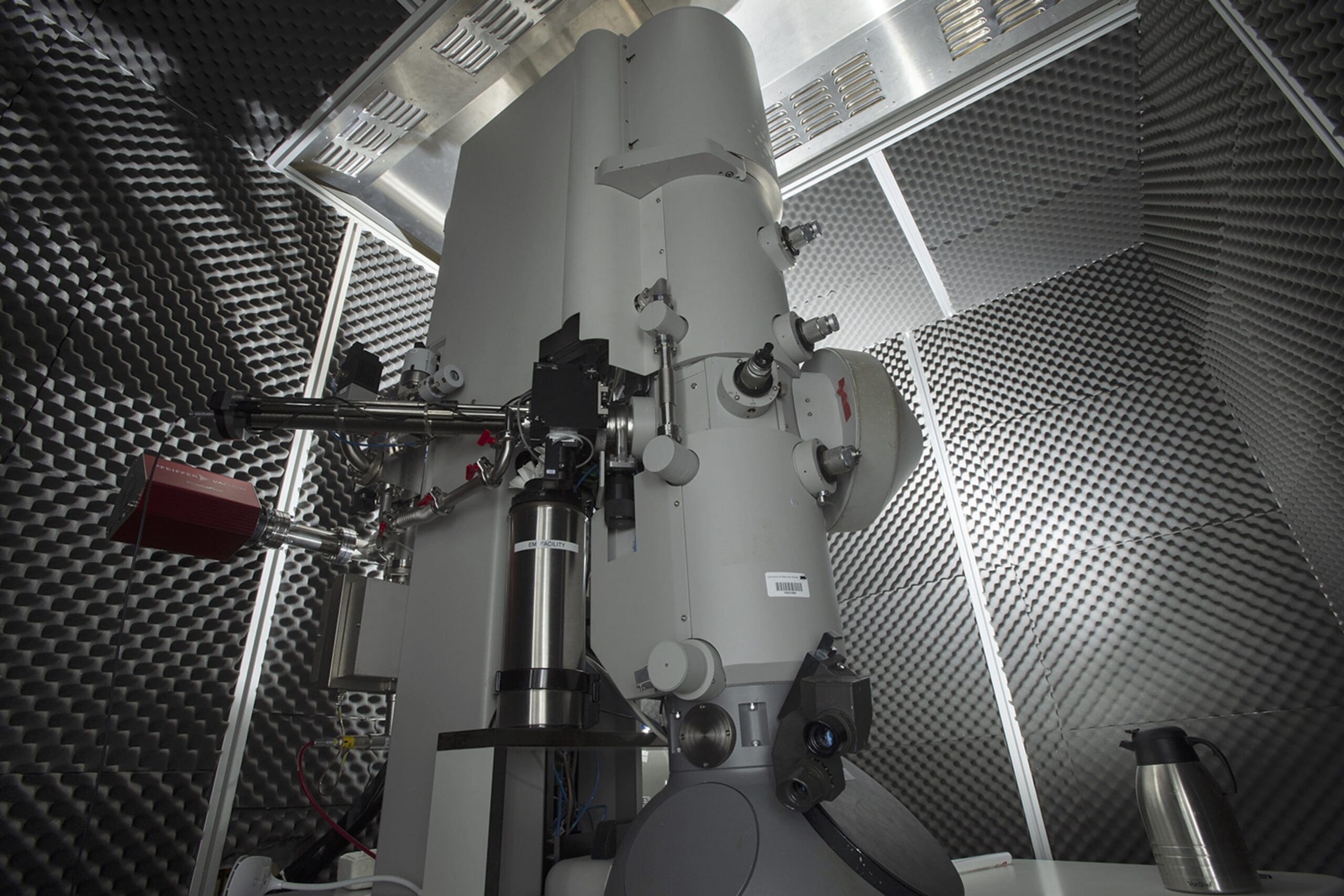 A colder frontier: cryo-EM at liquid helium temperatures | MRC ...